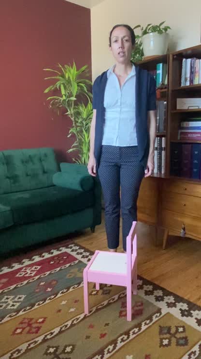 Carrying a chair/Cargar una silla